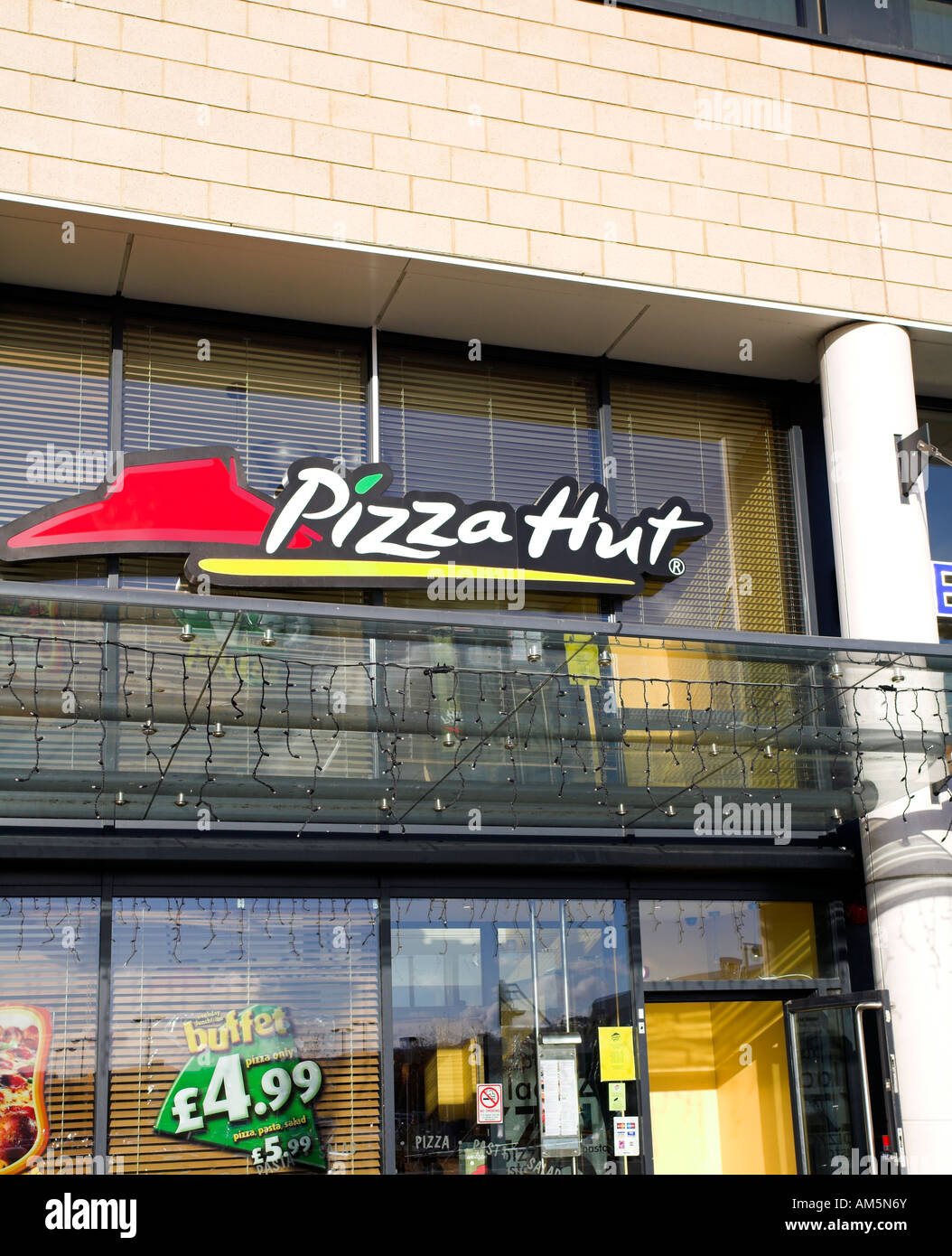 Pizza Hut restaurant Stock Photo - Alamy