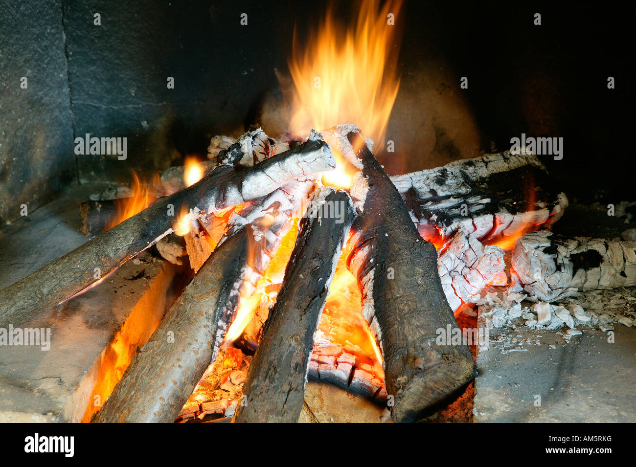 Burning logs of wood Stock Photo - Alamy