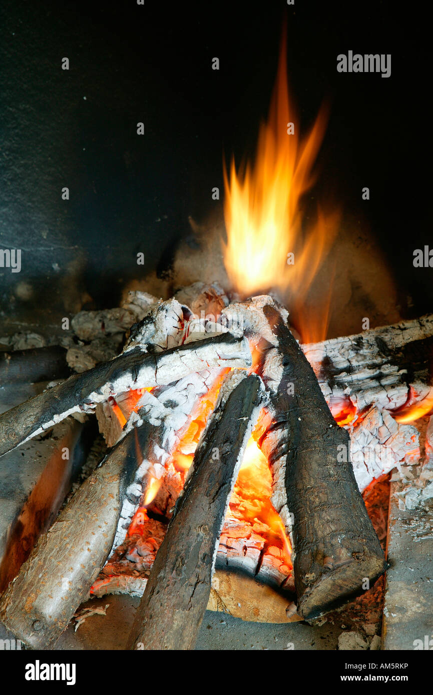 Burning logs of wood Stock Photo - Alamy