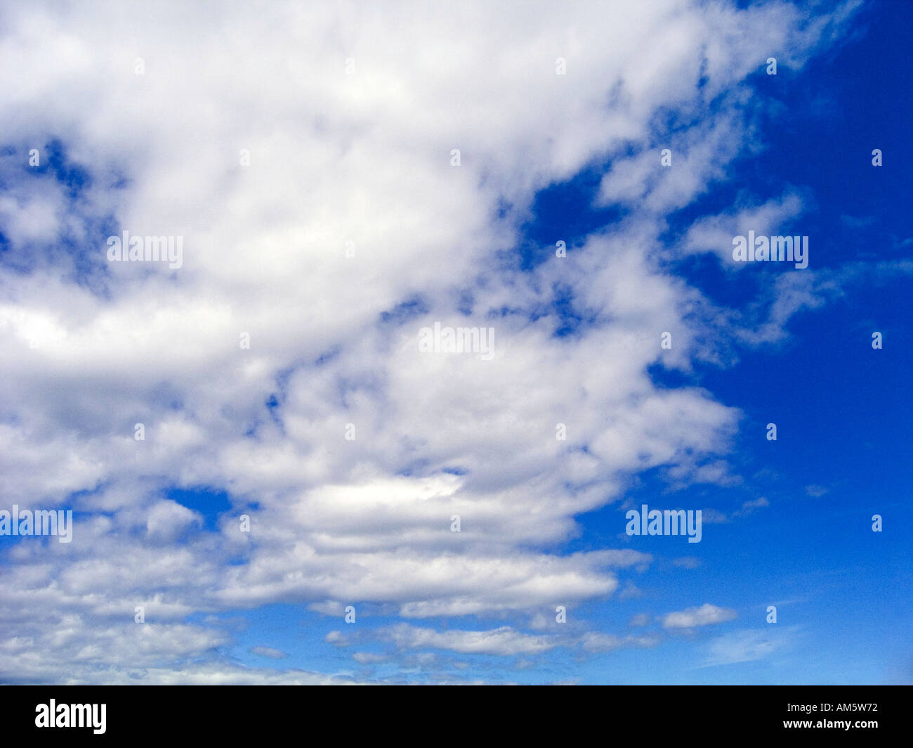 Scattered small cumulus clouds hi-res stock photography and images - Alamy