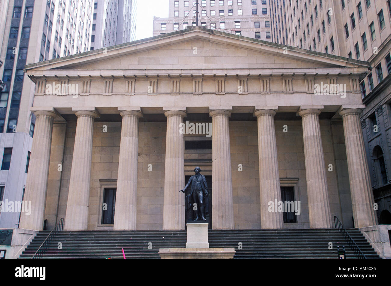 Statue of George Washington at the entrance of the Federal Hall New ...