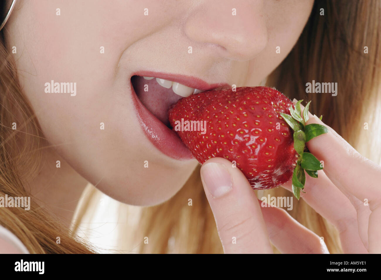 Frau mund essen hi-res stock photography and images - Alamy