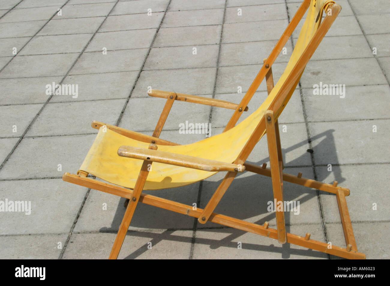 Old broken dilapidated deck chair Stock Photo - Alamy
