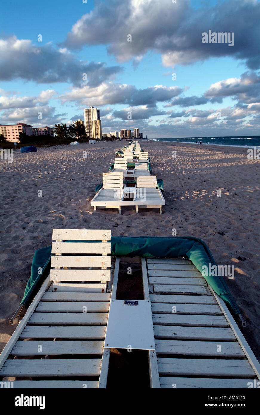 White benches hi-res stock photography and images - Alamy