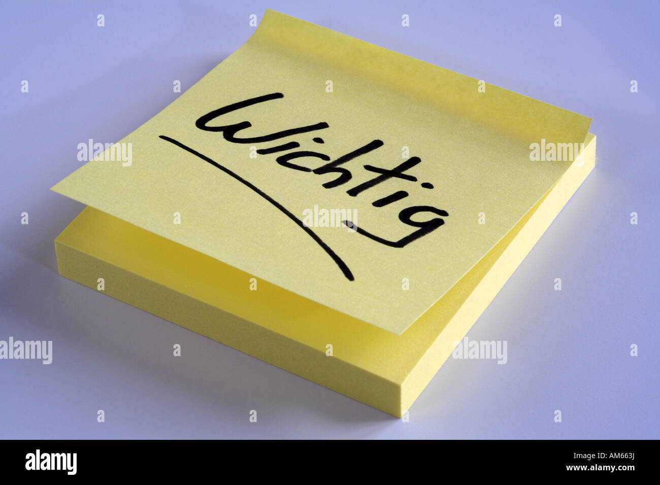 Yellow reminder note "Wichtig" (important Stock Photo - Alamy