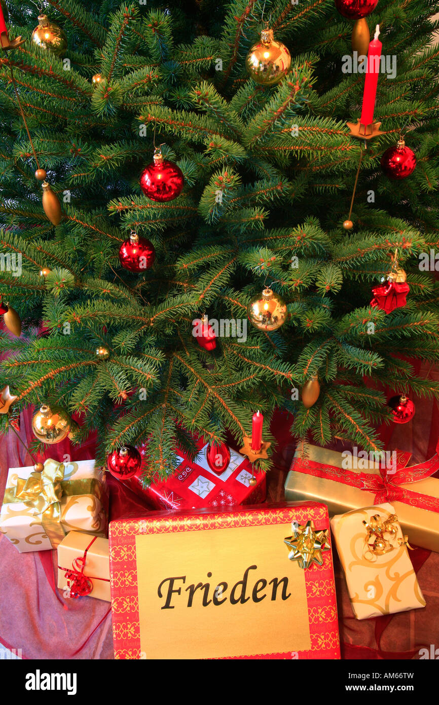 Geschenke unter dem baum hi-res stock photography and images - Alamy