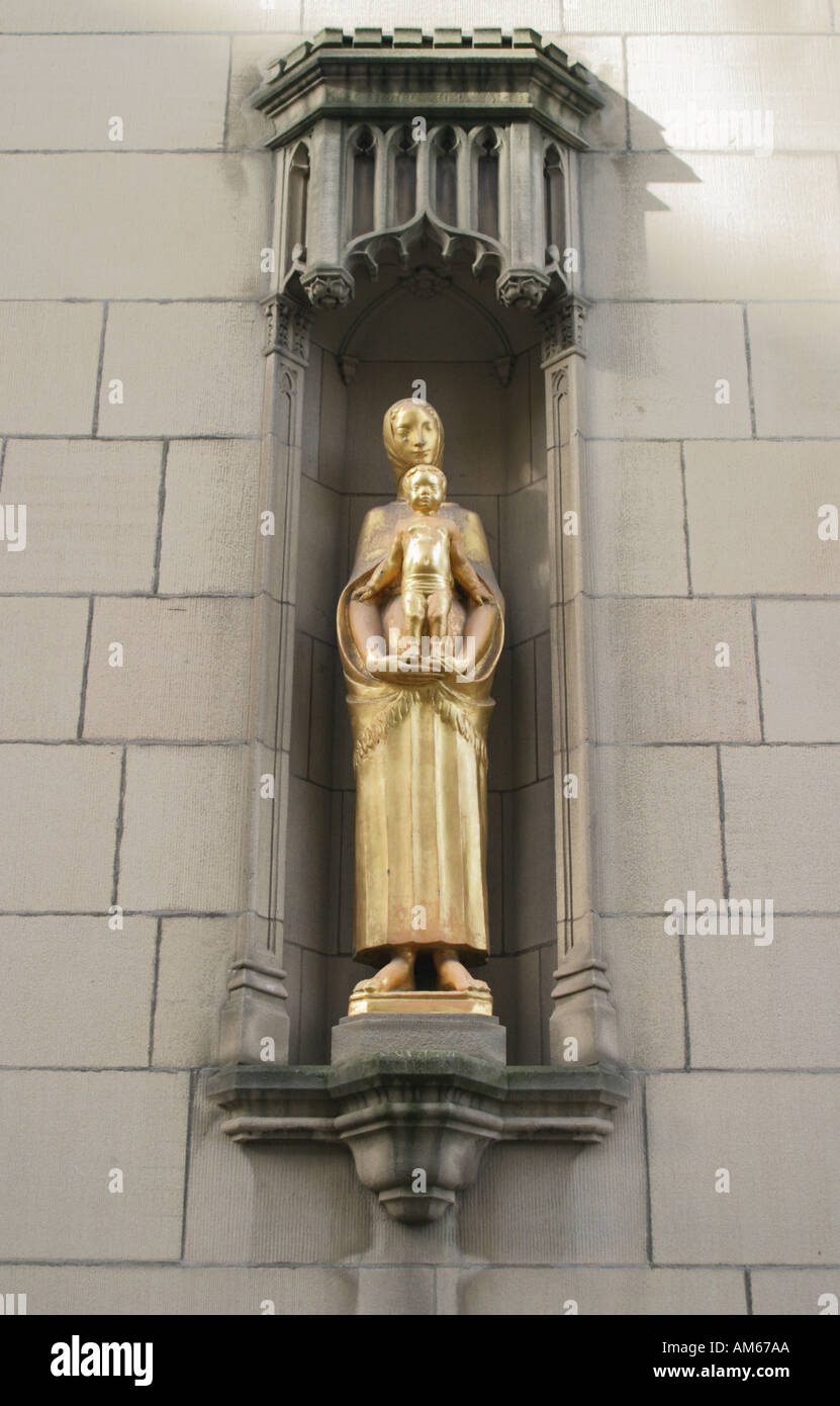 Statue of Mary and Jesus outside Manchester Cathedral Stock Photo - Alamy