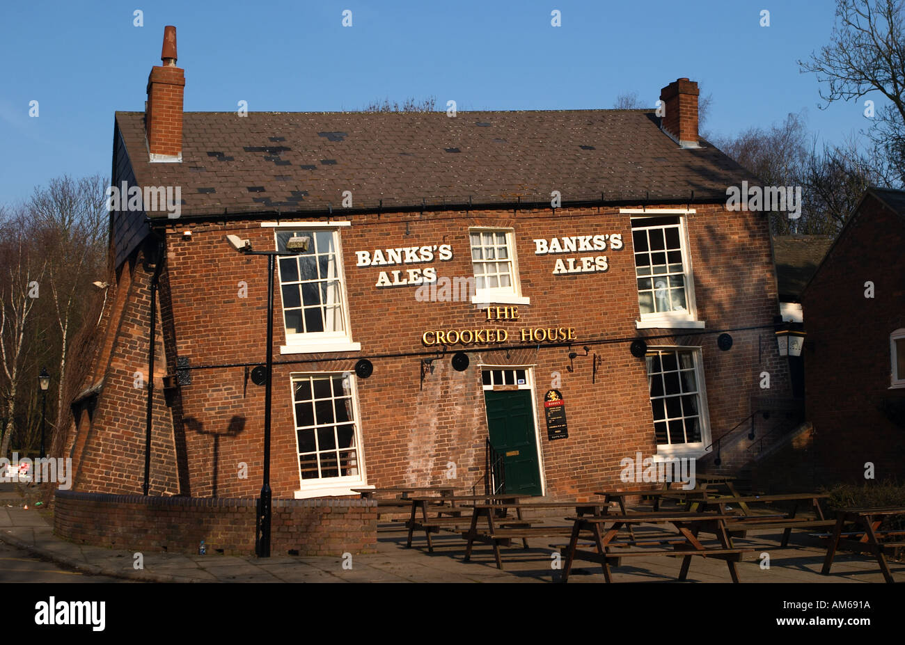 Crooked house pub hi-res stock photography and images - Alamy