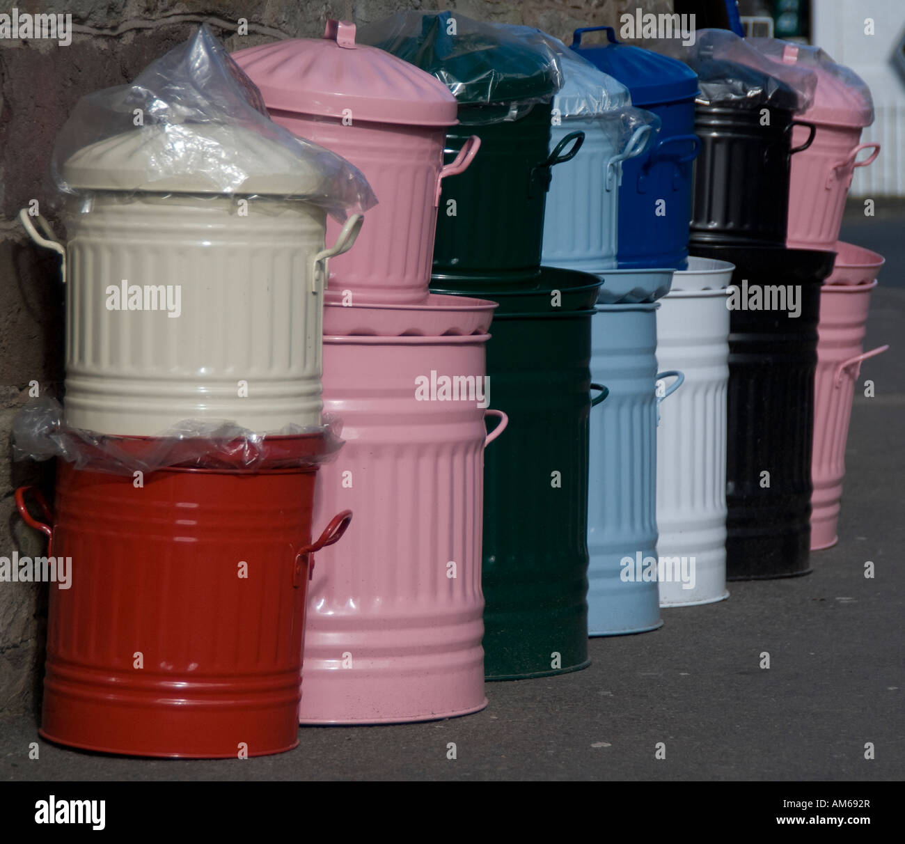 Dustbin lid hi-res stock photography and images - Alamy