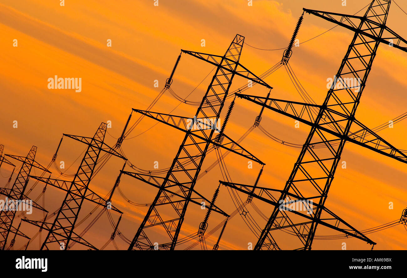 Overhead Powerlines Stock Photos & Overhead Powerlines Stock Images - Alamy