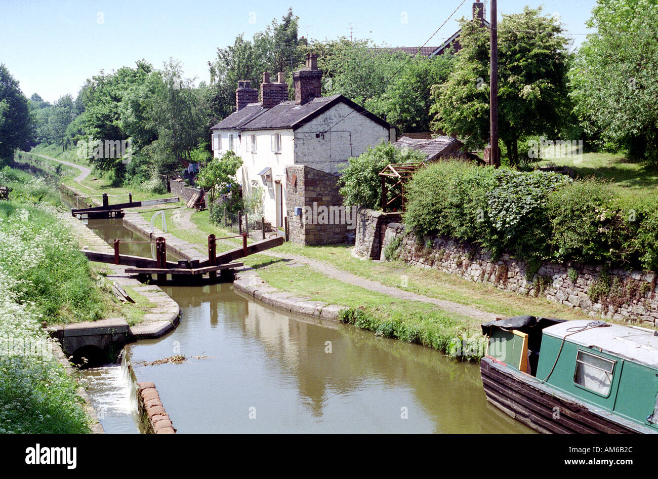 Macclesfield canal lock hi-res stock photography and images - Alamy