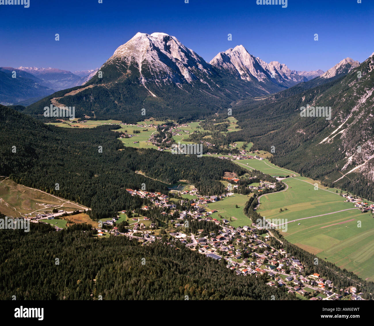 Oberleutasch and Weidach, Hohe Munde and Mieminger Kette, right hand ...