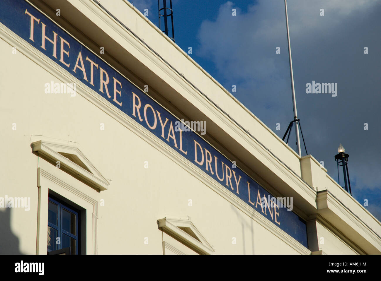Theatre royal drury lane exterior hi-res stock photography and images ...