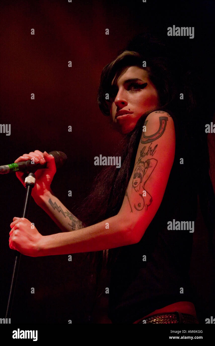 Amy Winehouse performing live Stock Photo - Alamy
