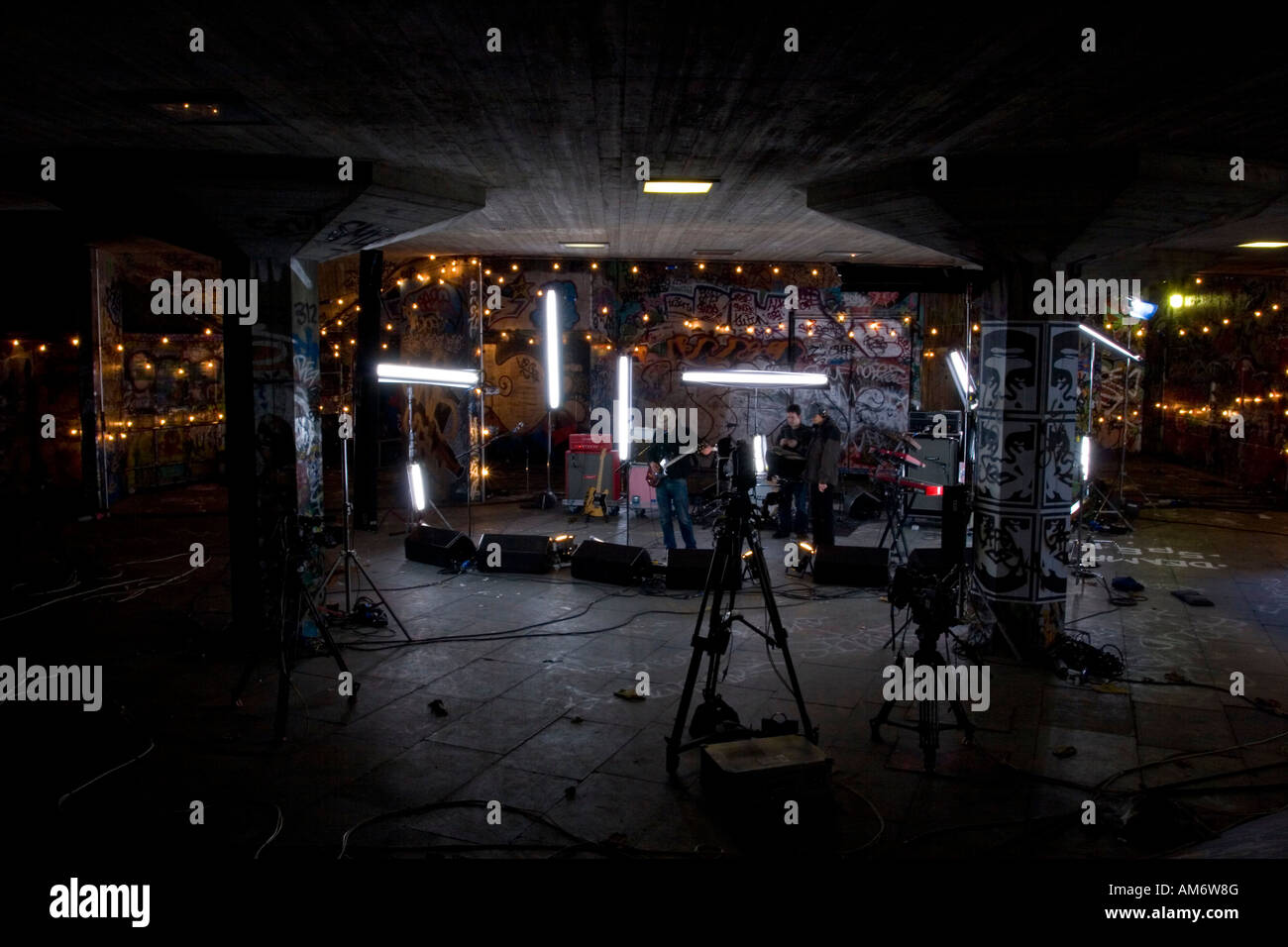 London stage set hi-res stock photography and images - Alamy