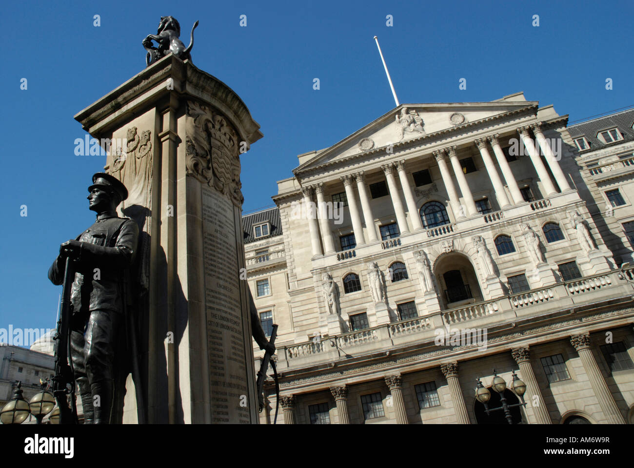Bank of England and war memorial guard, Threadneedle Street, London ...