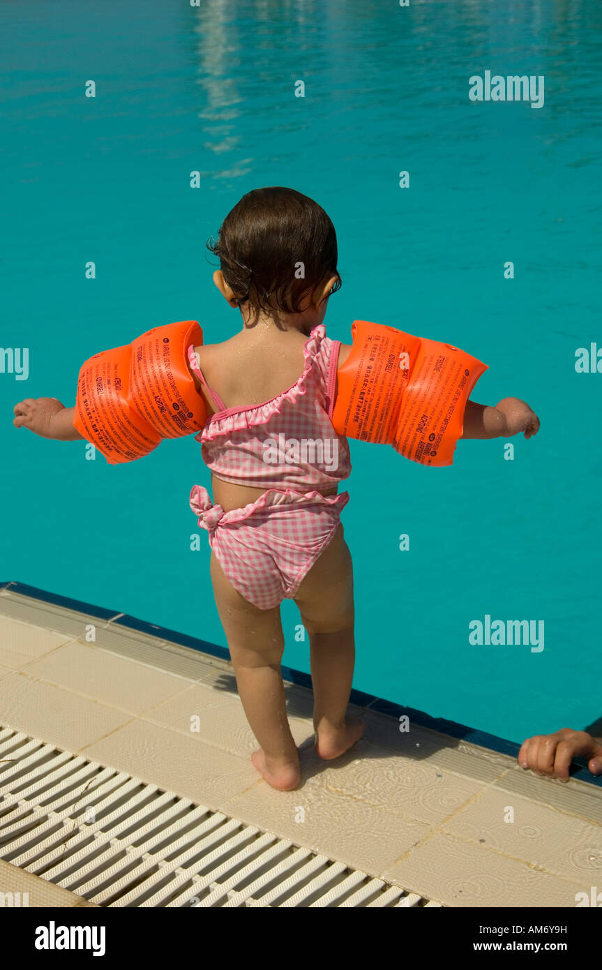 Kids standing swimming pool hi-res stock photography and images - Alamy