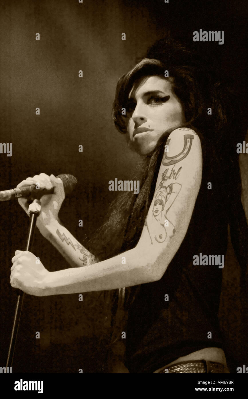 Amy Winehouse performing live Stock Photo - Alamy