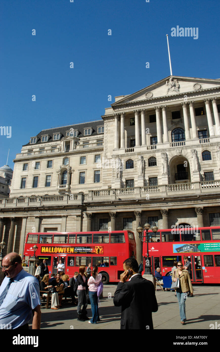 Bank of England and City office workers Threadneedle Street London ...
