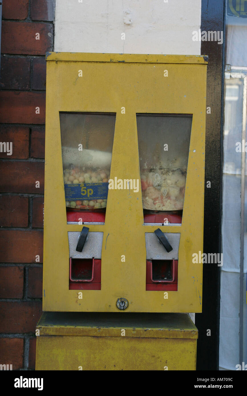 Broken vending machine hi-res stock photography and images - Alamy