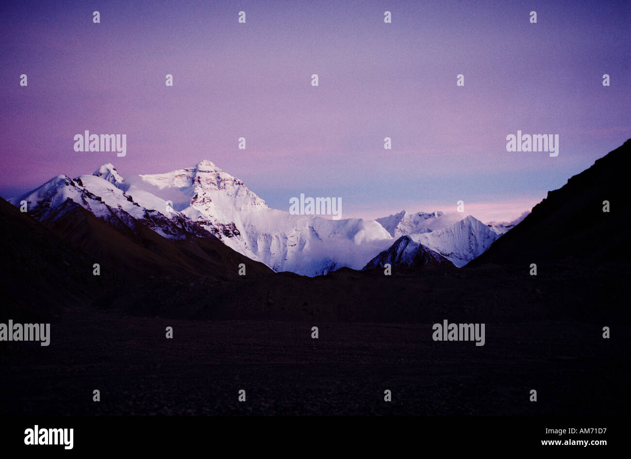 Mt everest and rongbuk glacier hi-res stock photography and images - Alamy