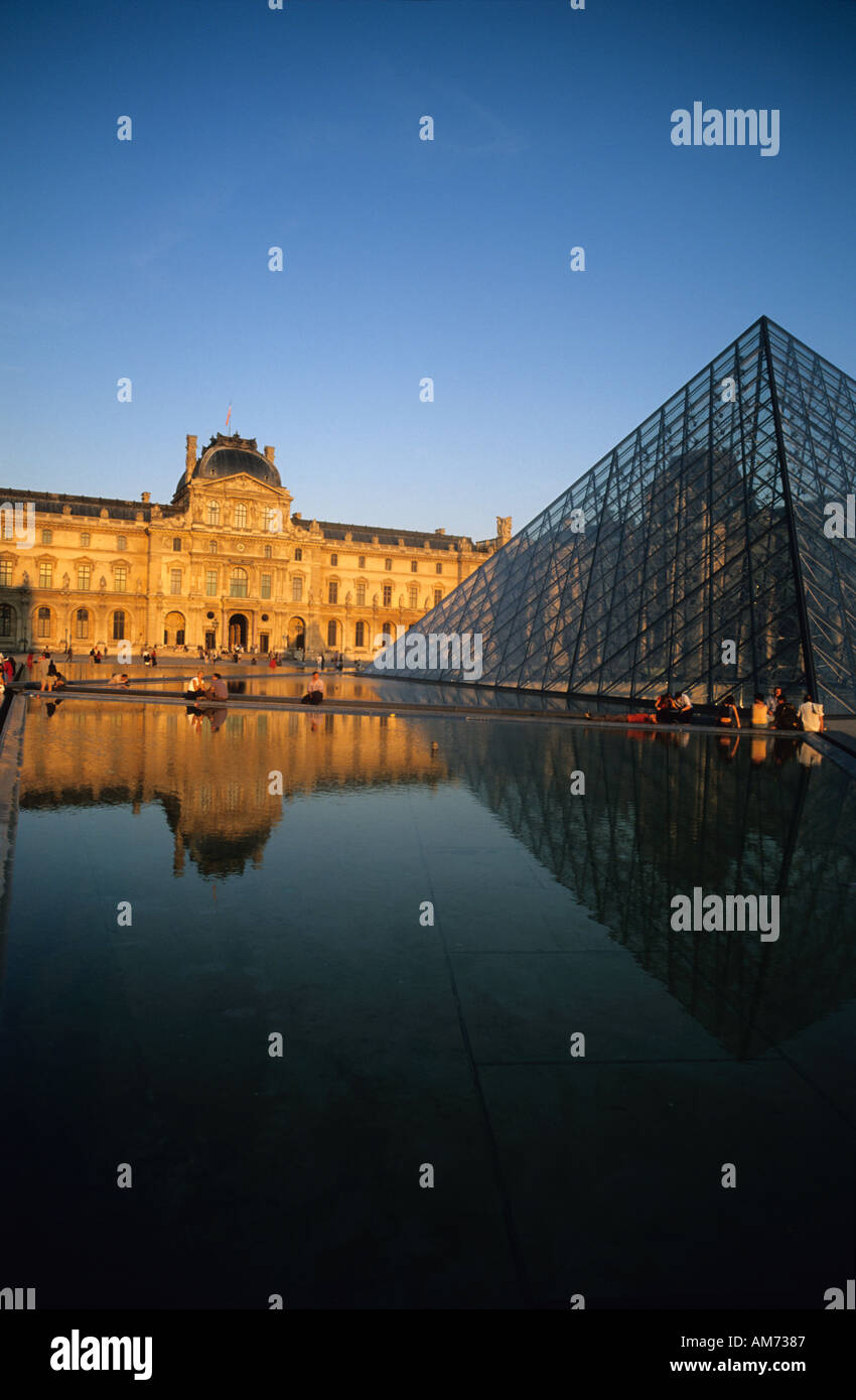 Reflecting pool louvre hi-res stock photography and images - Alamy