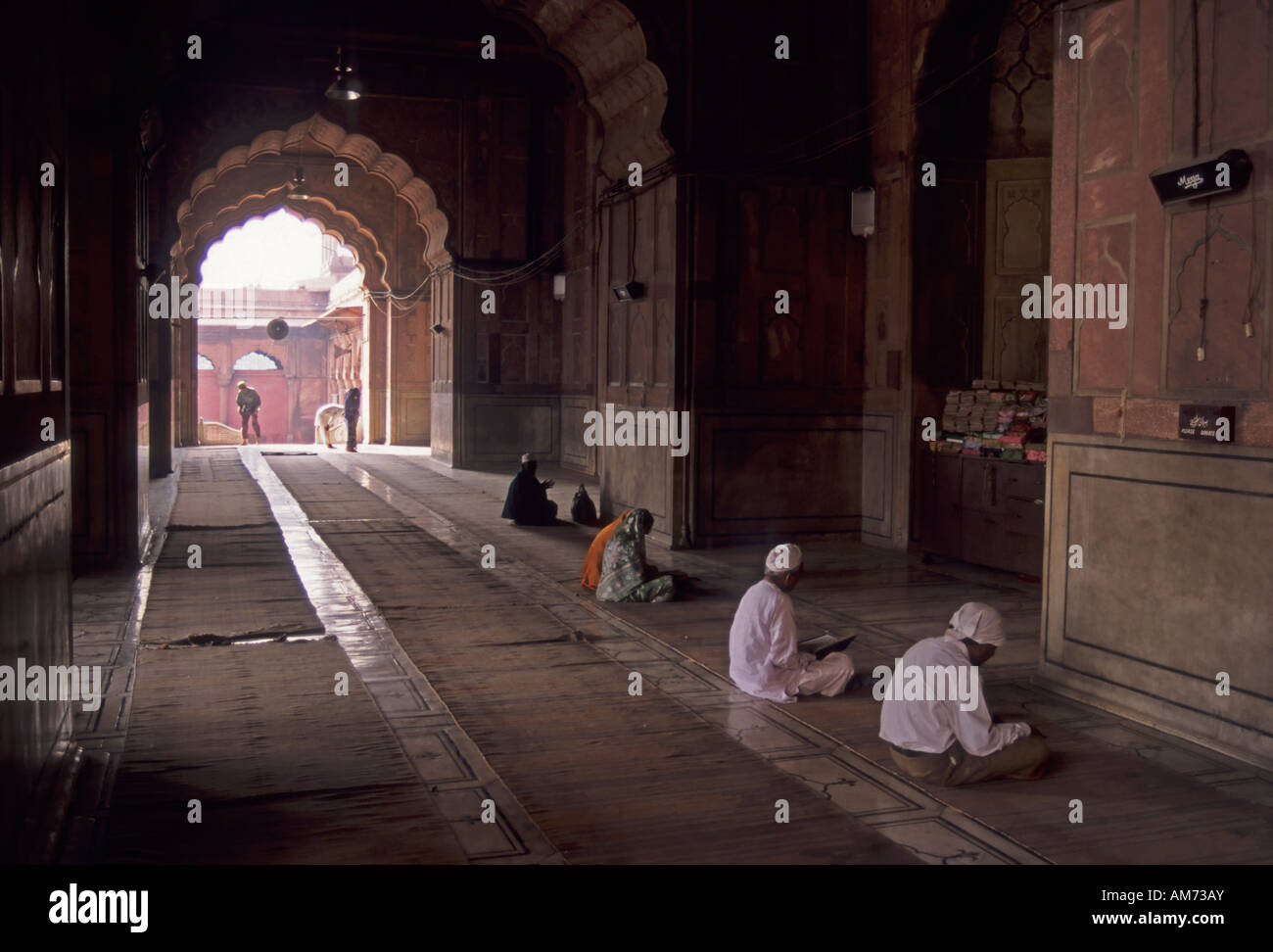 Muslims praying mosque hi-res stock photography and images - Alamy