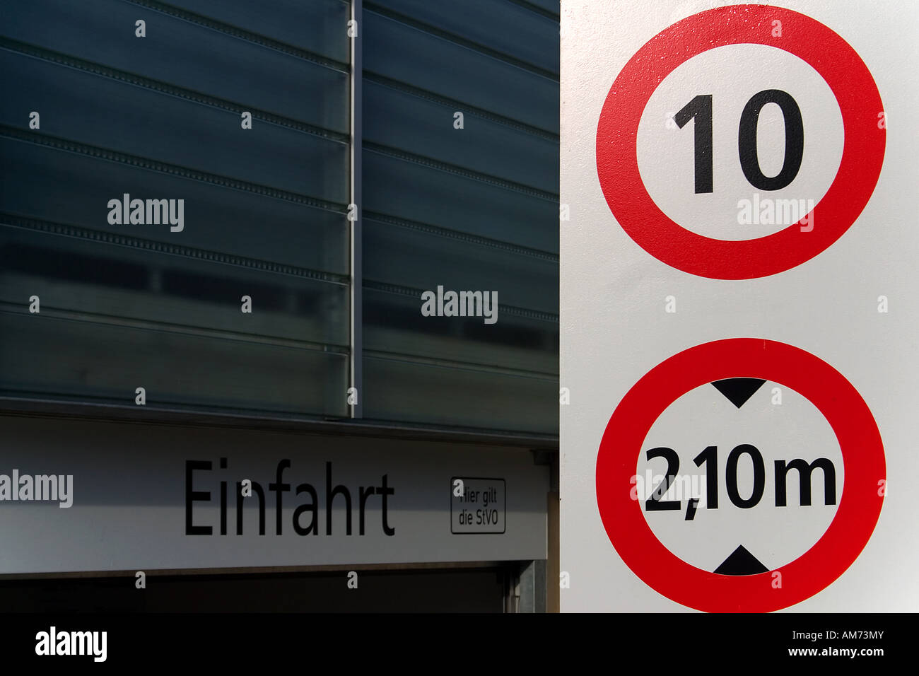 Underground parking signs hi-res stock photography and images - Alamy