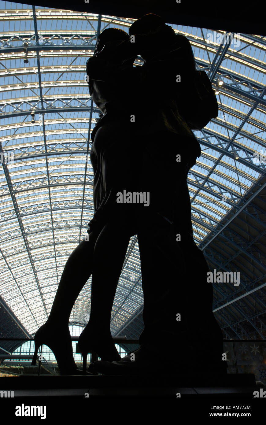 Silhouette of giant lovers statue at St Pancras International railway ...