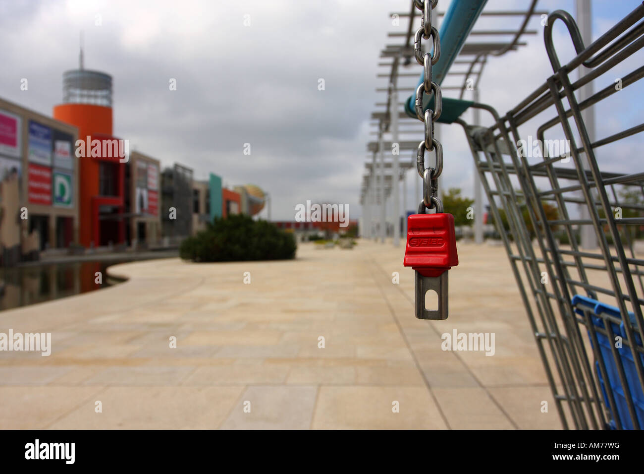Supermarket trolley and lock hi-res stock photography and images - Alamy