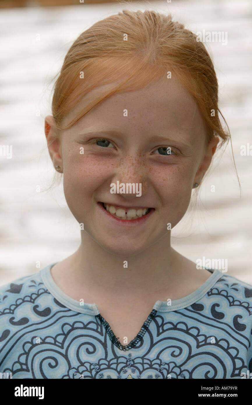 Lächelndes mädchen rothaarig hi-res stock photography and images - Alamy