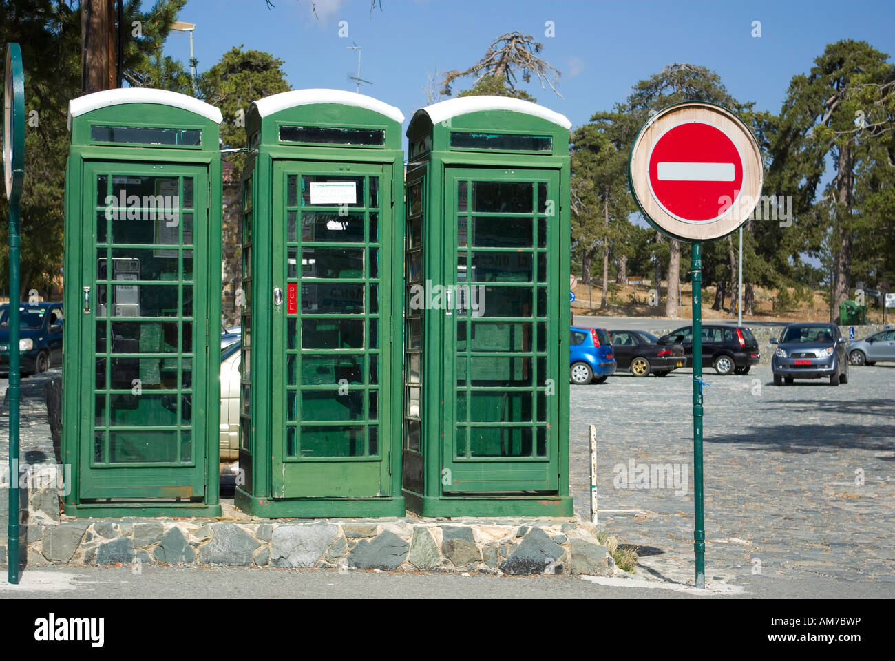 Green telephone boxes hi-res stock photography and images - Alamy