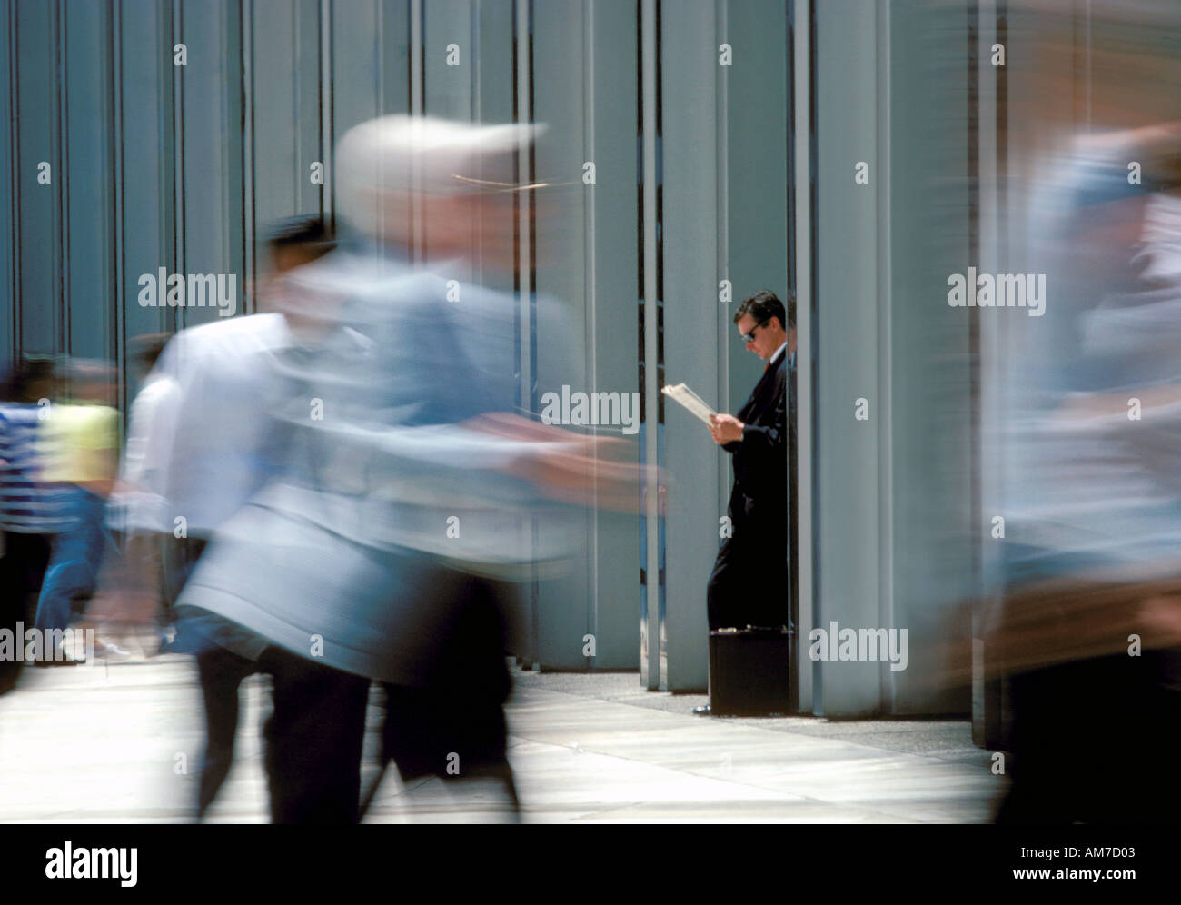 Men reading newspaper headlines hi-res stock photography and images - Alamy