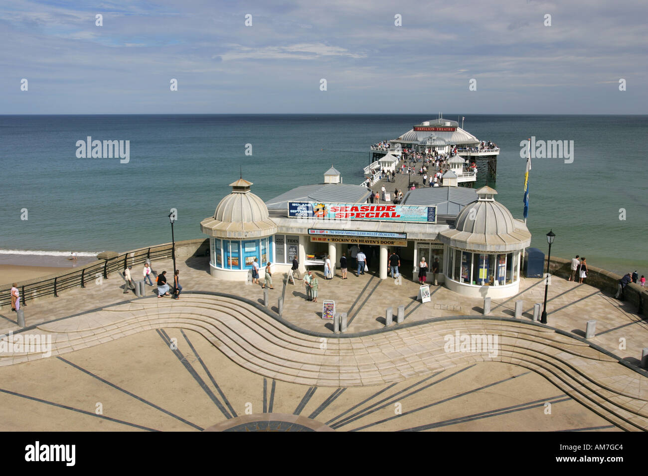 Typical English seaside resort promenade and entertainment Pier in ...