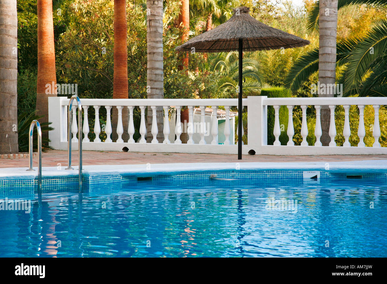 Schwimmen in pools hi-res stock photography and images - Alamy