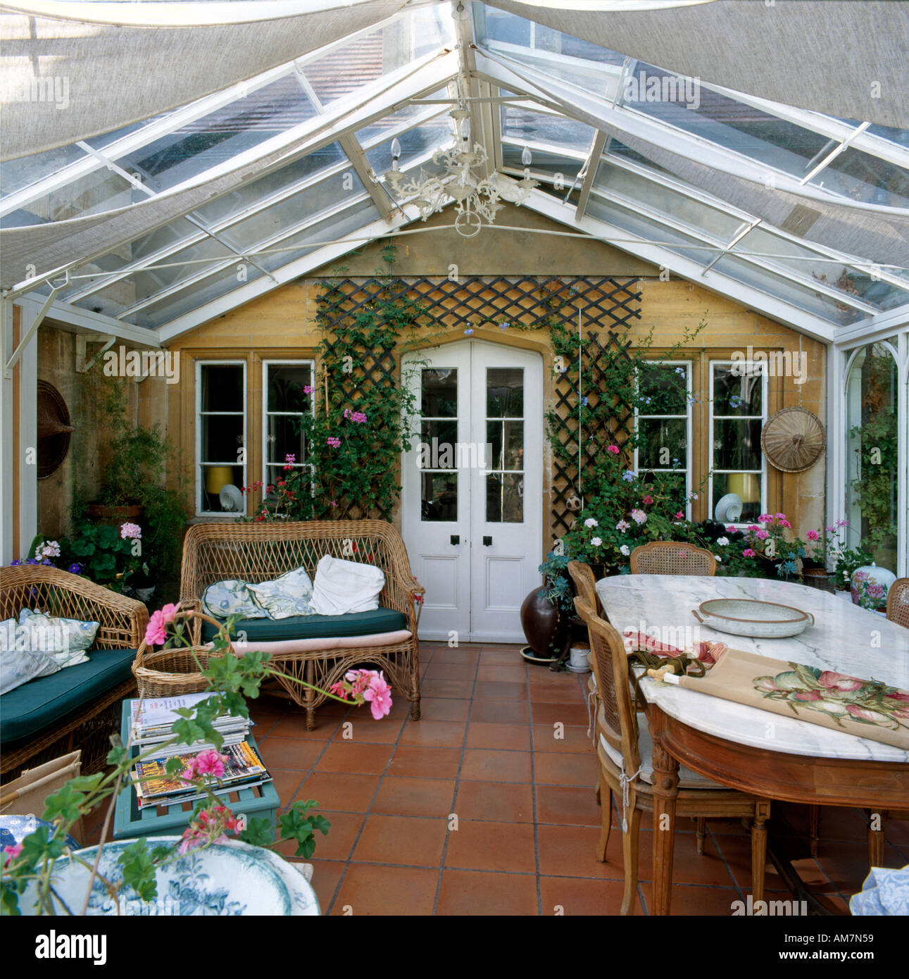Country cottage england interior hi-res stock photography and images ...
