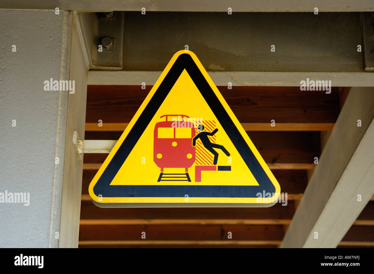 Warnschild bahn bahnsteig hi-res stock photography and images - Alamy