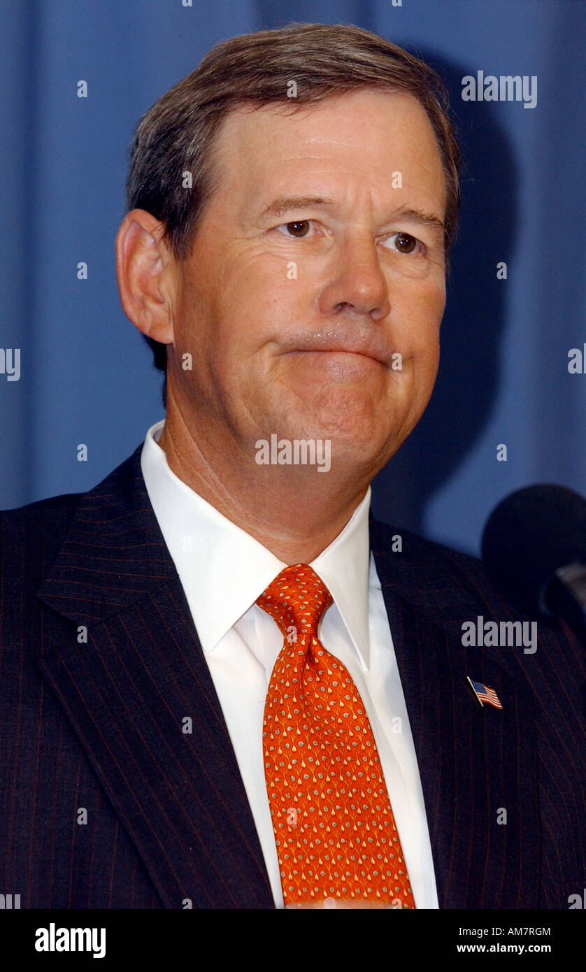 SHIPPING COMPANY CEO Federal Express CEO Douglas Duncan speaks at the ...