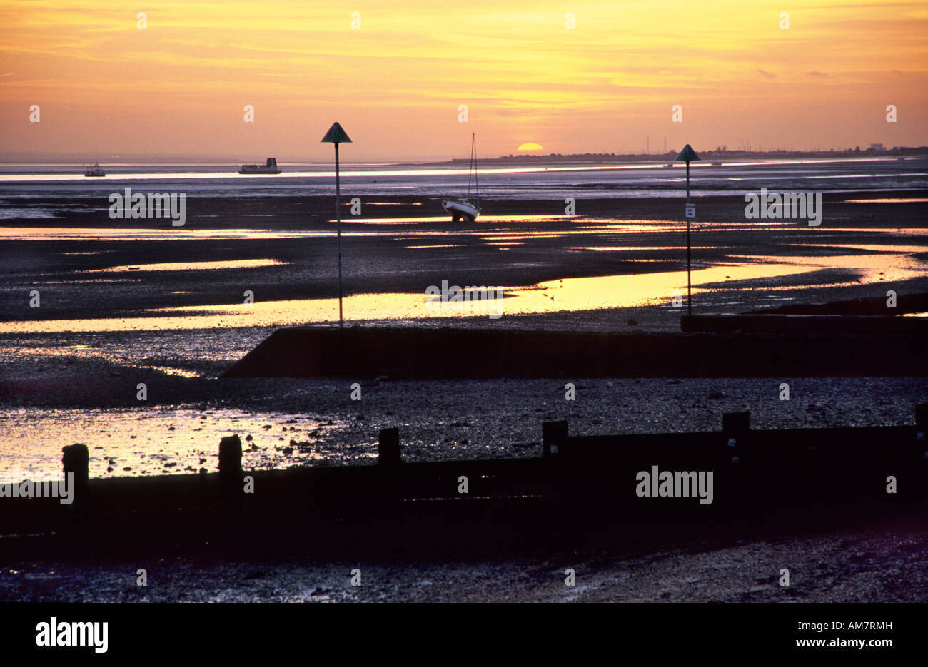 Thames at low tide hi-res stock photography and images - Alamy