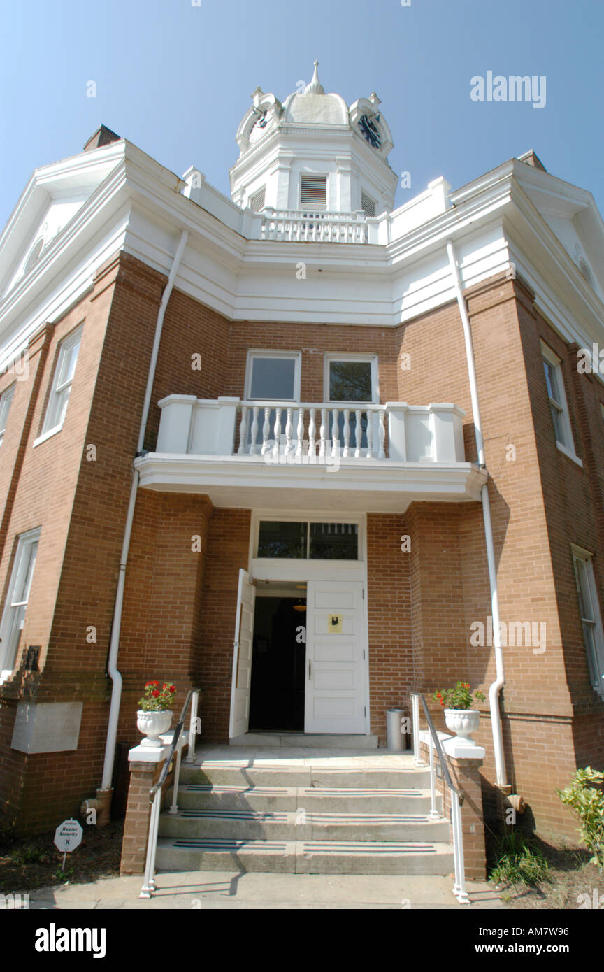 Courthouse of To Kill A Mockingbird in Monroesville Alabama by Harper ...