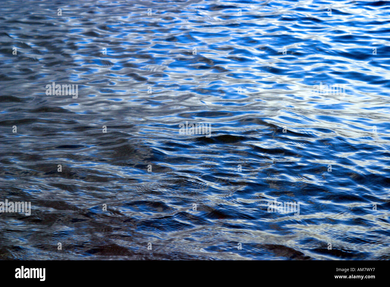 Sun reflecting off the ocean water surface Stock Photo - Alamy