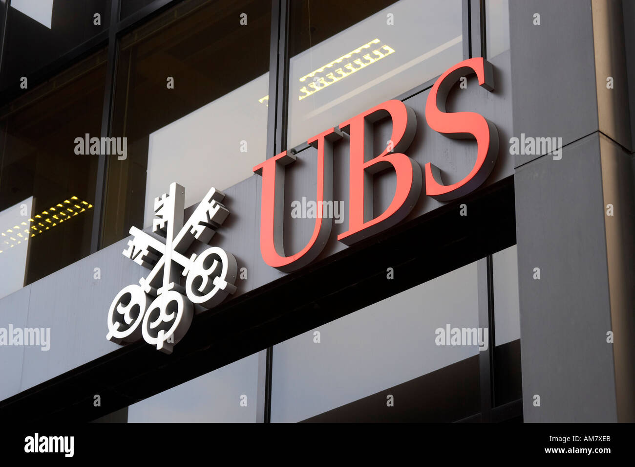 Ubs logo london hi-res stock photography and images - Alamy