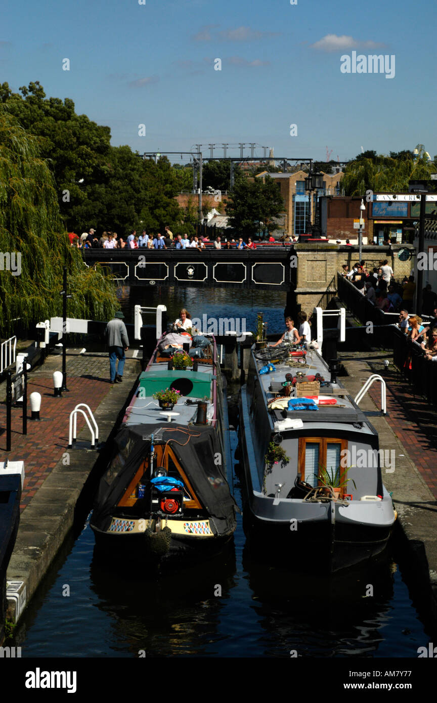 Narrowboats on the regents canal hi-res stock photography and images ...