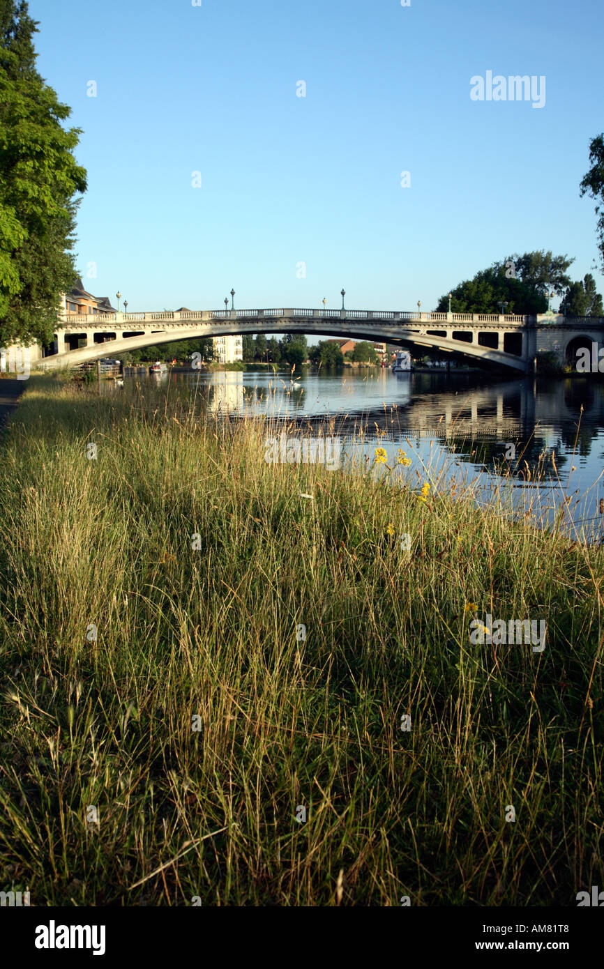 Reading Bridge spanning the river Thames 3 Stock Photo - Alamy