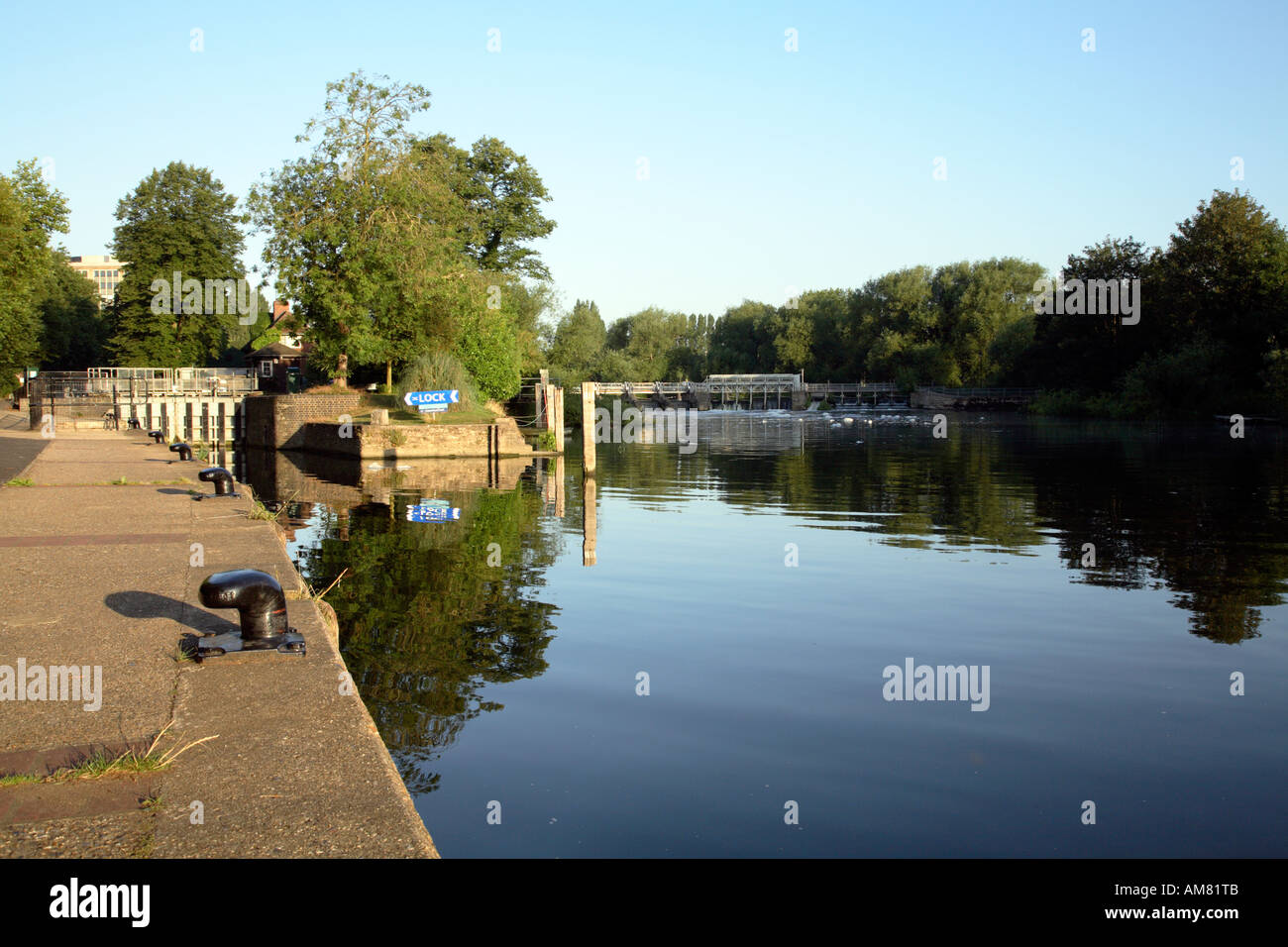River Thames lock and weir at Kings Meadow in Reading Stock Photo - Alamy