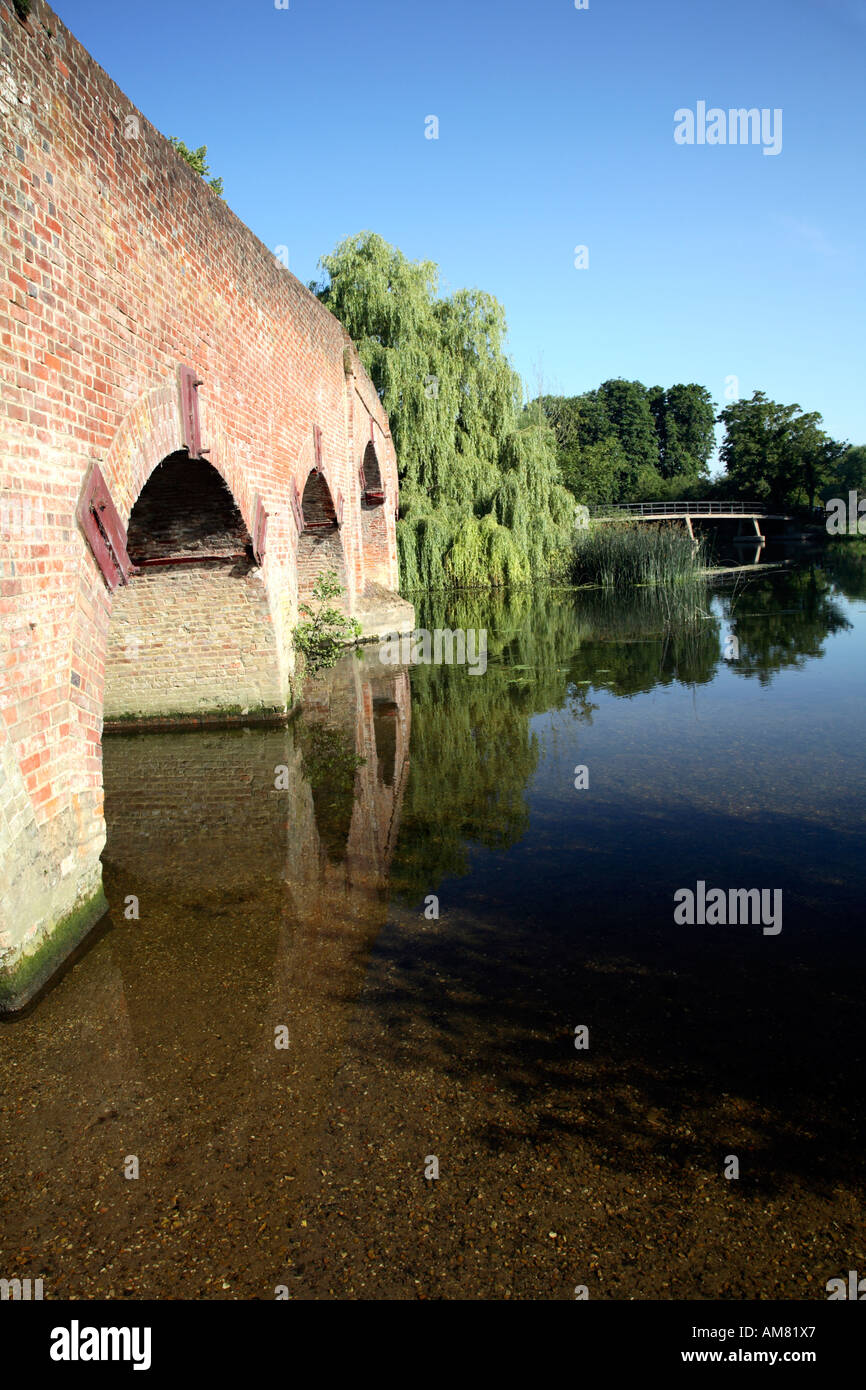 Thames side tow path hi-res stock photography and images - Alamy