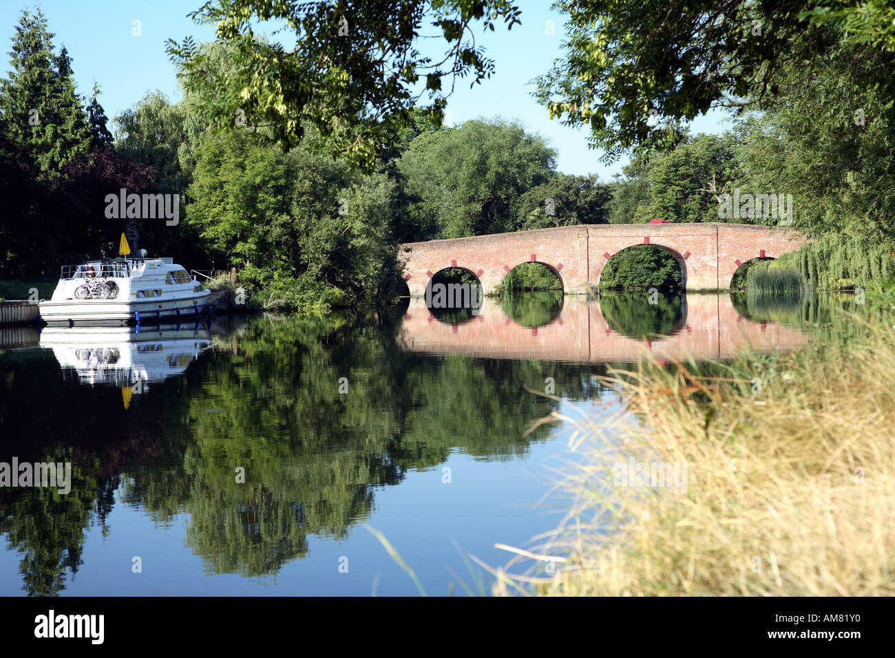 View of Sonning Bridge over river Thames taken from the east side from ...