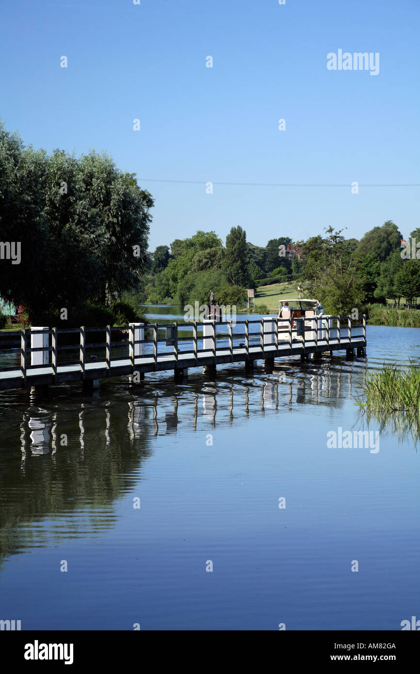 Shiplake lock hi-res stock photography and images - Alamy