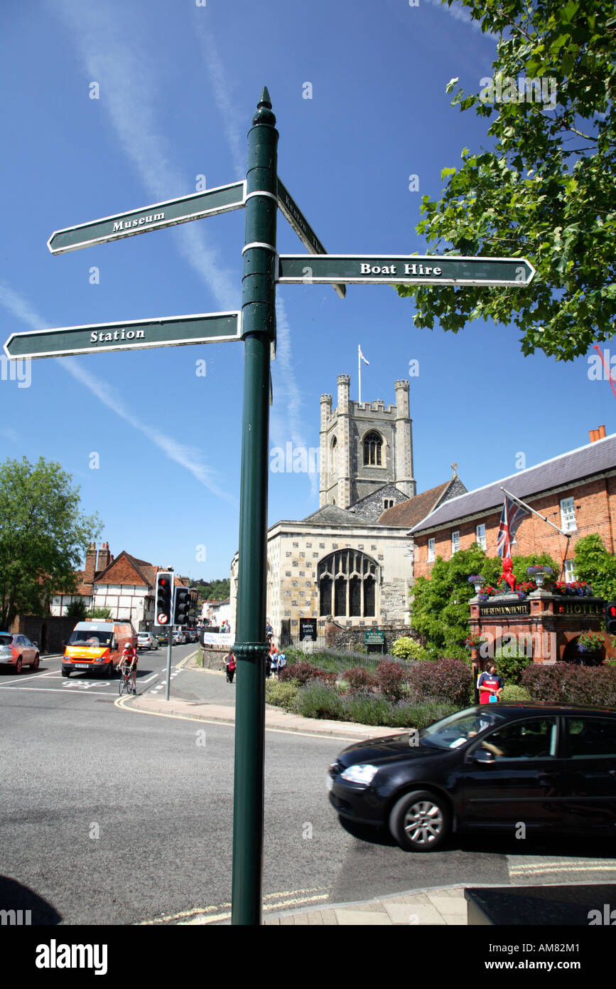 Henley road sign hi-res stock photography and images - Alamy