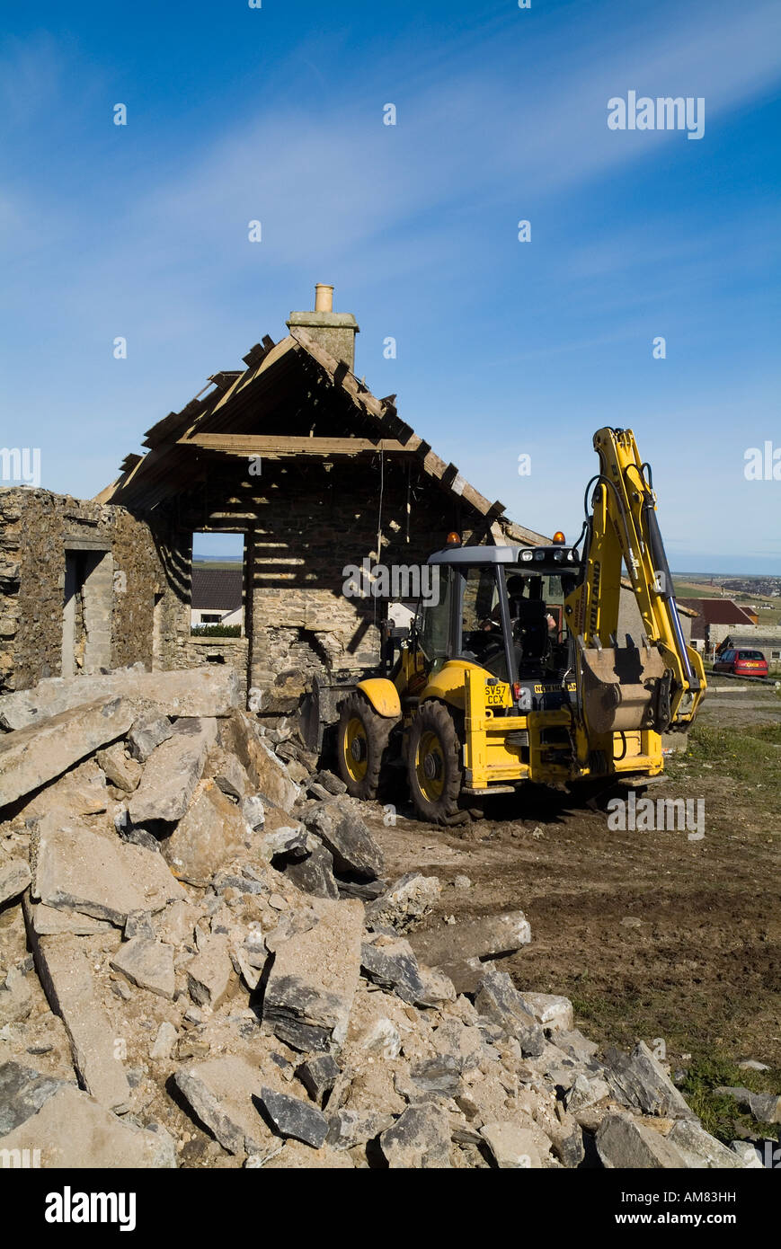 dh Digger tractor demolition CONSTRUCTION UK Demolitioning old building ...